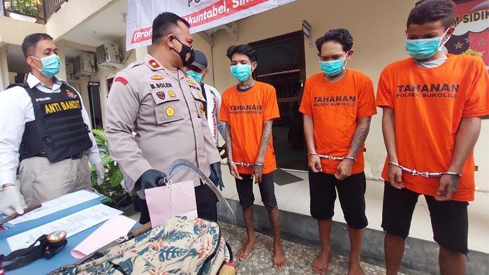 Acungkan Senjata Tajam di Jalanan, 3 Pemuda di Surabaya Dibekuk Polisi ... Acungkan Senjata Tajam di Jalanan, 3 Pemuda di Surabaya Dibekuk Polisi ...