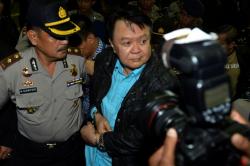 Tiba di Gedung KPK, Anggoro Diborgol - Surya.co.id