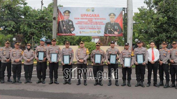 Tujuh Anggota Berprestasi Polres Kediri Kota Mendapatkan Penghargaan - Surya.co.id