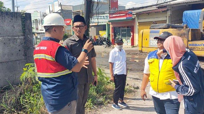 Perbaikan Jalan Mayjen Sungkono Kebomas Gresik Mulai Digarap, Ditarget 2 Hari Selesai - Surya.co.id