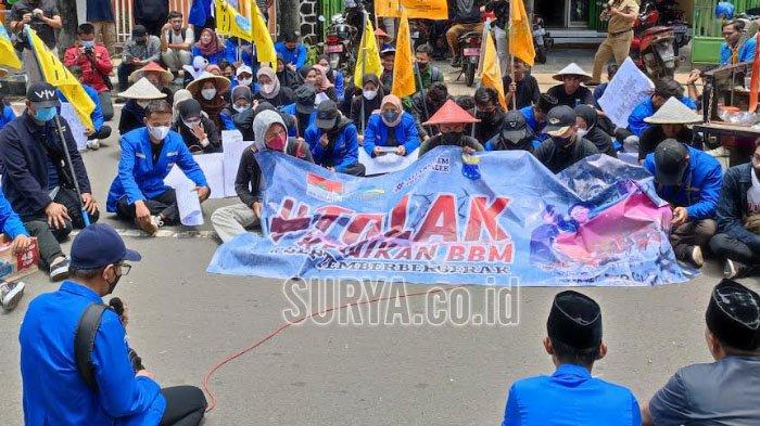 Gelar Aksi, Mahasiswa di Kabupaten Trenggalek Tolak Kenaikan Harga BBM - Surya.co.id