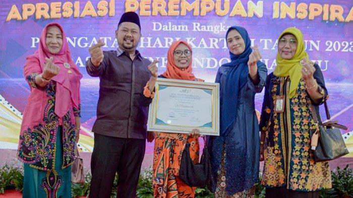Perempuan Inspiratif Asal Bungah Gresik Terima Penghargaan Istimewa dari OASE - Halaman all ...