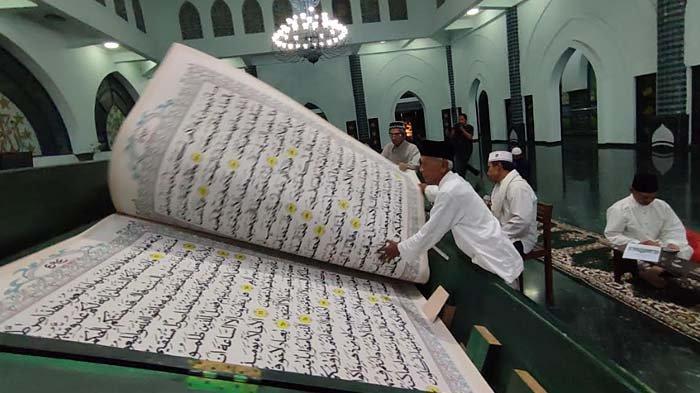 Selama 13 Tahun, Alquran Raksasa di Masjid Agung Banyuwangi Ini Jadi ...
