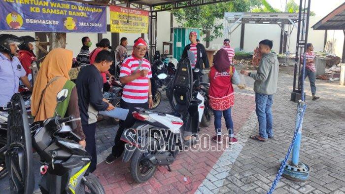Peringati Hari Pahlawan, Polisi Pasuruan Kenakan Pakaian Ala Sakera - Surya.co.id