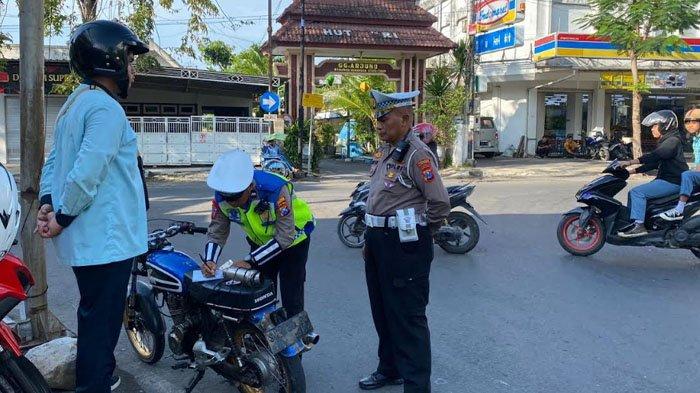 Sepekan Ramadan, Satlantas Polres Lamongan Tilang 37 Pengendara Motor Berknalpot Brong - Surya.co.id