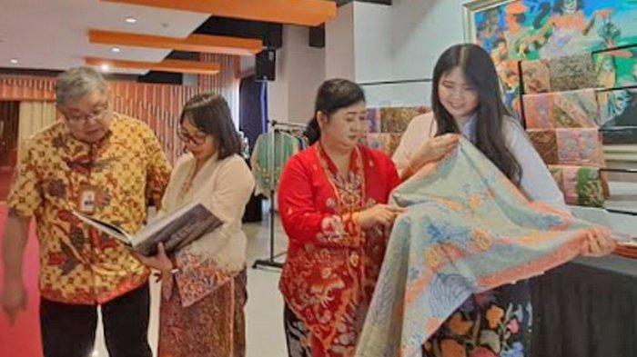 Rayakan 1 Abad Batik Peranakan Oey Soe Tjoen, UC Surabaya Gelar ...