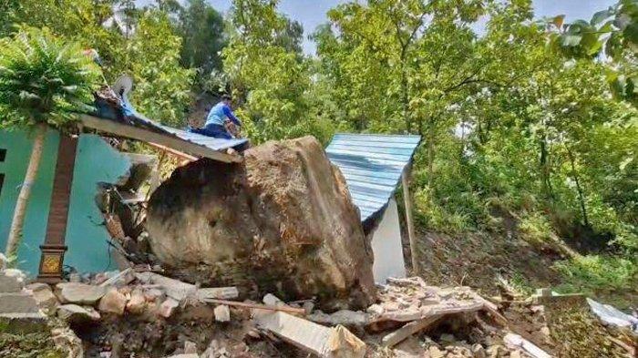 Tim Gabungan Mulai Evakuasi Batu yang Timpa Rumah Warga Ngilo-Ilo ...