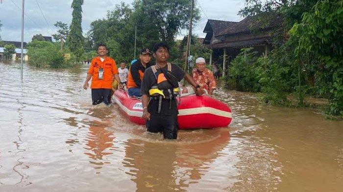 BPBD Evakuasi 4 Warga Kabupaten Ponorogo Korban Banjir dengan Perahu Karet - Surya.co.id