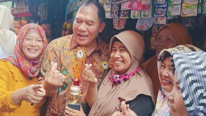 Blusukan ke Pasar Kedung Rukem Surabaya, BHS Beri Apresiasi Stan ... Blusukan ke Pasar Kedung Rukem Surabaya, BHS Beri Apresiasi Stan ...