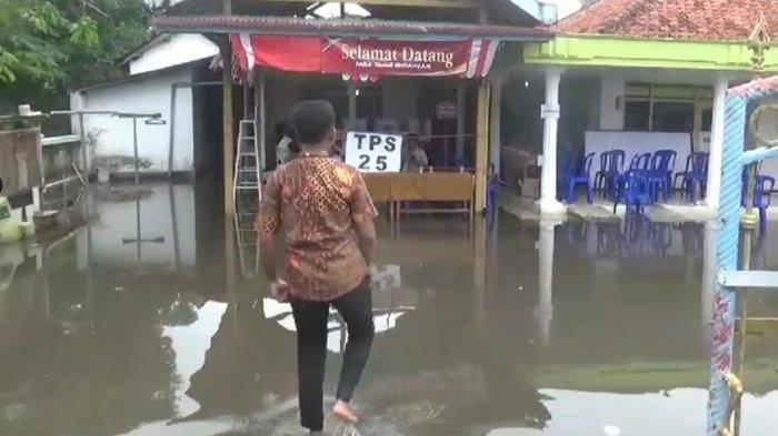 Banjir di TPS 25 Bancaran Bangkalan, Warga Tetap Antusias Coblos Pemilu ...