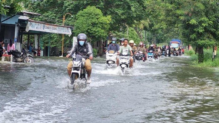 Ruas Jalan di Gresik Masih Terendam Banjir Kali Lamong, Pengendara Motor Harus Hati-Hati - Surya ...