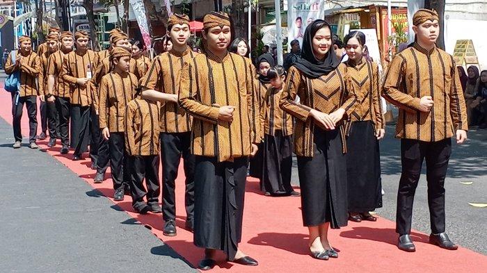 Pemkab Tulungagung Meluncurkan Batik Khas Motif Lurik Bhumi Ngrowo ...