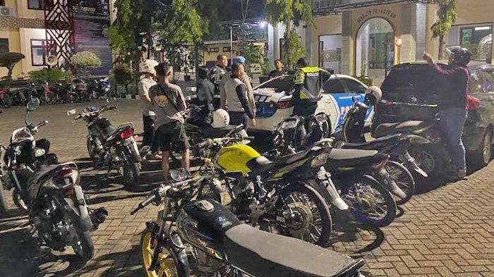 Balapan Liar di Jalan Pantura Situbondo, Belasan Motor Diamankan ...