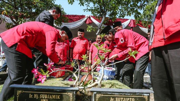 Peringati 27 Juli 1996, Kader PDI Perjuangan Ziarahi Makam Ir Sutjipto dan Tokoh Promeg - Surya ...