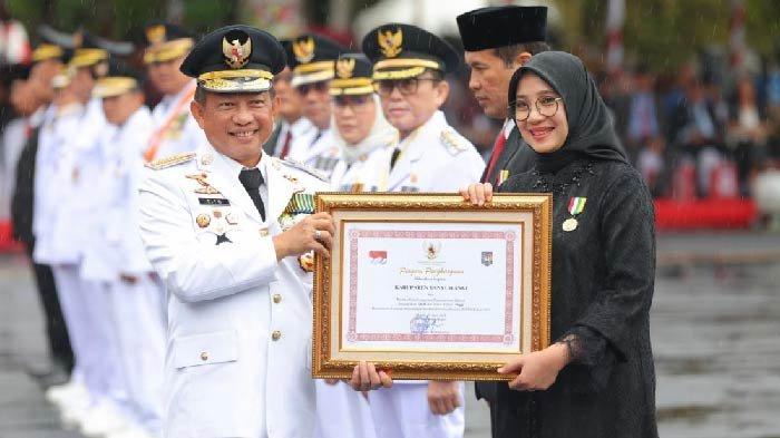 Presiden Joko Widodo Anugerahkan Penghargaan untuk Bupati Banyuwangi Ipuk Fiestiandani - Surya.co.id