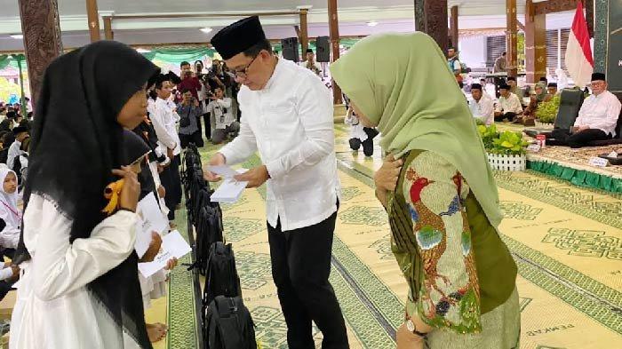 Dihadiri Pj Gubernur Jatim, Pemkab Blitar dan Baznas Serahkan Santunan 1.000 Anak Yatim Piatu ...