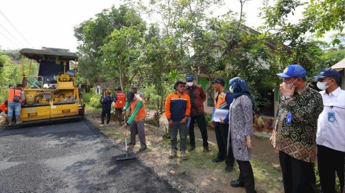 Bupati Ipuk Cek Pembangunan Jalan di Pesanggaran, 7,9 Km Dibeton, 6,2 ...