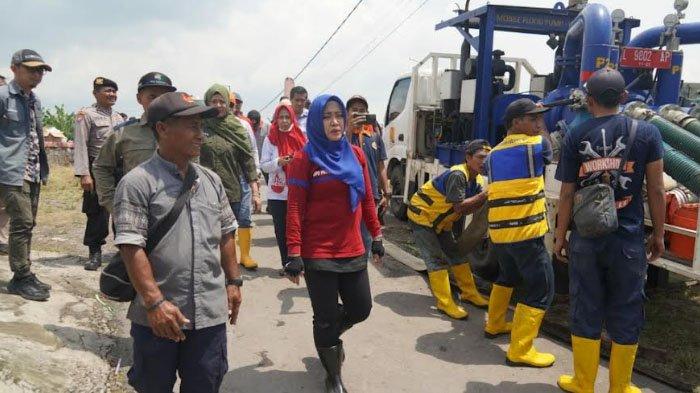 Buka Dapur Umum dan Posko Kesehatan, Bupati Mojokerto Beber Penyebab Utama Banjir Besar - Surya ...