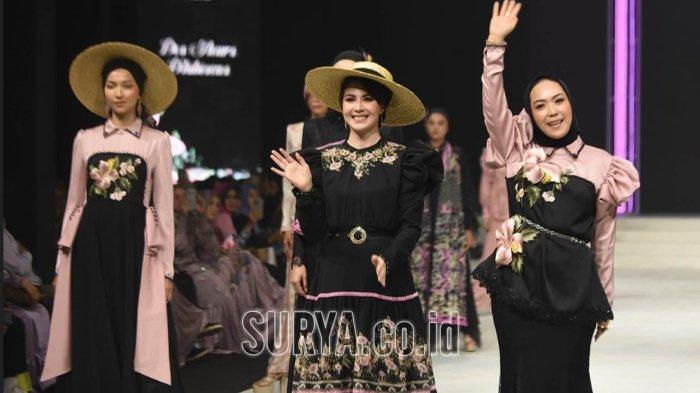 Busana Handmade 3D Bunga Sepatu Motif Kain Printing Karya Gita Orlin ...