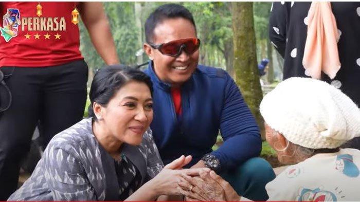 DETIK-DETIK Jenderal Andika Perkasa Jongkok Sapa Nenek-nenek Saat Ziarah Makam Orangtuanya ...