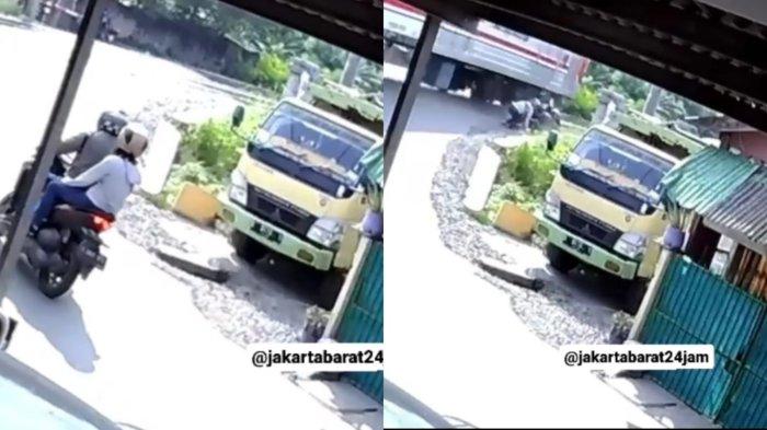 DETIK-DETIK Pemotor Hampir Tertabrak Kereta di Perlintasan Tanpa Palang Pintu, Motor Sampai ...