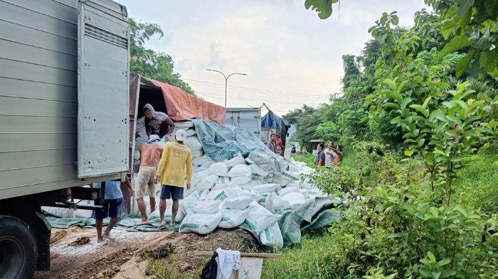 KRONOLOGI Truk Gandeng Muat Tepung Terigu Terguling di Ring Road Tuban, Lewati Jalan Berlubang ...