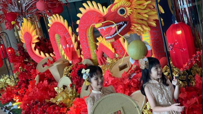 Dekorasi Imlek di Mal Surabaya, Ada Naga Sepanjang 7 Meter dan Ornamen ...