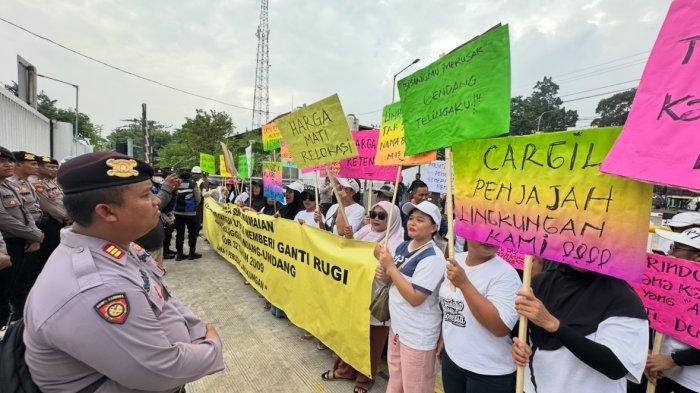 Emak - Emak Warga Kedamean Demo PT Sorini Agro Asria Corporindo ...
