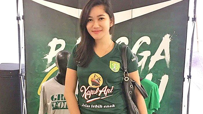 Cerita Dewi Safitri Jadi Bonita yang Cinta Persebaya Sejak SMA - Surya ...