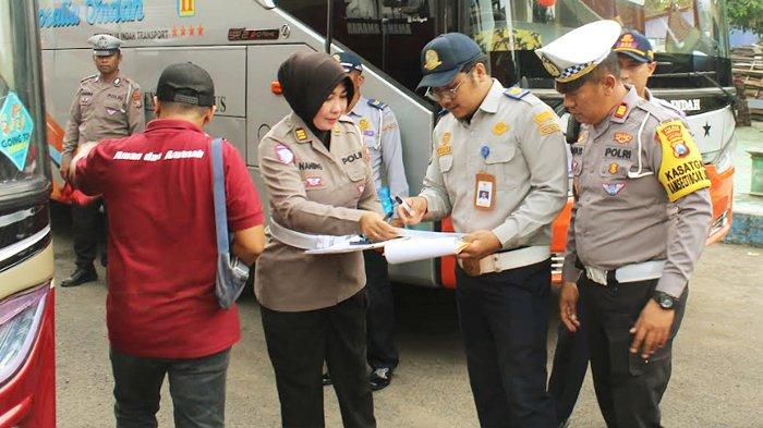 Jelang Libur Nataru, Ditlantas Polda Jatim Gelar Ramp Check di Terminal Surodakan Trenggalek ...