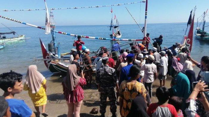 Kedatangan Jenazah Korban KM Putri Kuning Disambut Tangis Keluarga di ...