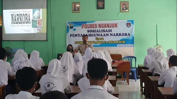 Blusukan Ke Sekolah, Anggota Polres Nganjuk Berikan Penyuluhan Bahaya Narkoba pada Pelajar ...