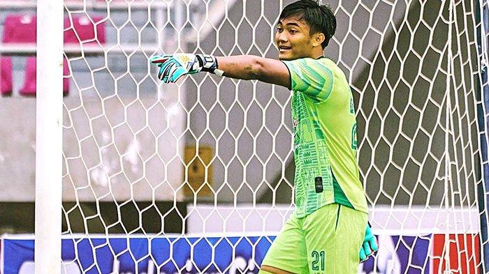 Aji Santoso Puji Penampilan Kiper Ernando Ari di Laga Persebaya Surabaya Vs Persis Solo - Surya ...