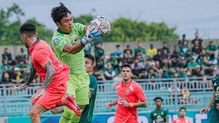 Ada Apa Ernando Ari? Kiper Persebaya Surabaya Selalu Kebobolan 2 Gol di 5 Pertandingan Beruntun ...