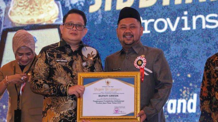 Bupati Gresik Fandi Akhmad Yani Raih Penghargaan Siddhakarya 2022 dari Pemprov Jatim - Surya.co.id