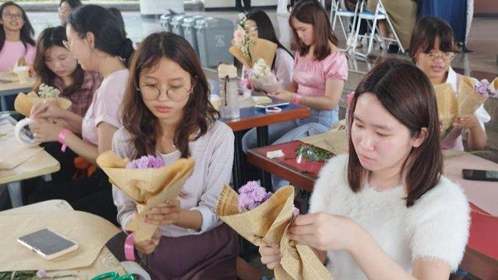 Meriahkan Hari Valentine 2024, Mahasiswa PCU Surabaya Ikuti Workshop ...