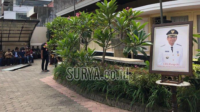 Jenazah Eddy Rumpoko Diberangkatkan dari Semarang Menuju Kota Batu ... Jenazah Eddy Rumpoko Diberangkatkan dari Semarang Menuju Kota Batu ...