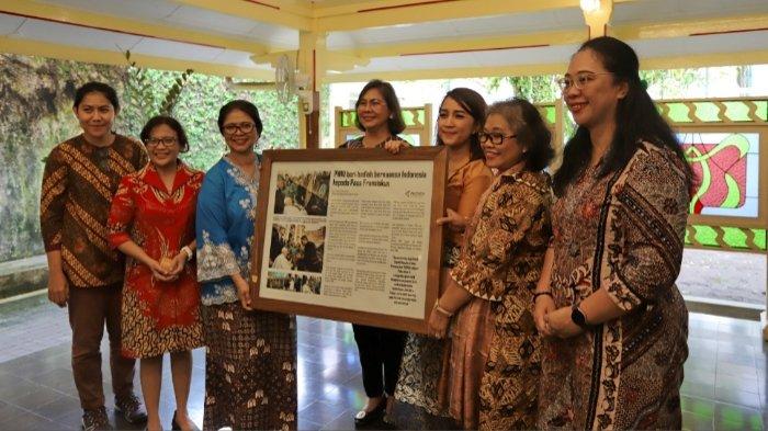 Batik Ceplok Mangkara Latar Kawung Karya GKBRAy Paku Alam X Dikenakan ...