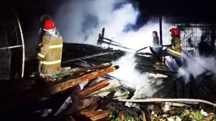 Gudang Kayu di Lateng Kabupaten Banyuwangi Ludes Dilalap Api - Surya.co.id