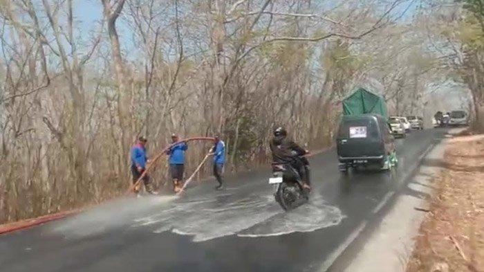 Petugas Damkar Bangkalan Semprot Tetesan Air Garam, Titik Penyemprotan ...