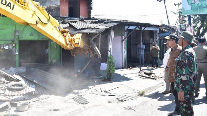 Pelebaran Jalan, Puluhan Bangunan PKL di Bundaran Aloha Sidoarjo ...