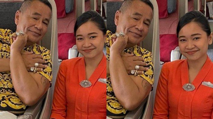 Senyum Manis Hotman Paris Foto Bareng Pramugari di Dalam Pesawat, Curi ...