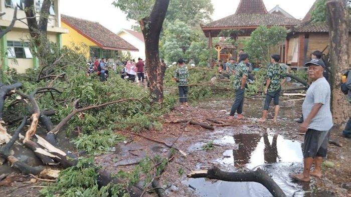 Diterjang Hujan Deras dan Angin Kencang, Atap Kantor Desa Badas Kediri Hilang, Rumah Warga Rusak ...