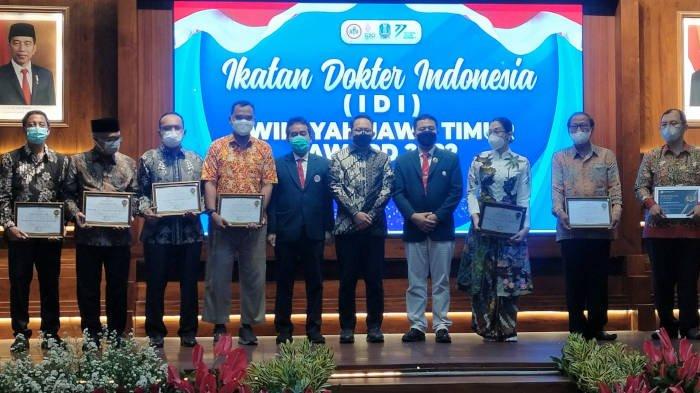 Penyerahan Penghargaan IDI Award 2022 Kepada Dokter Berprestasi di Jawa ...