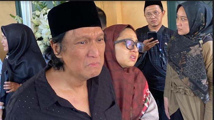 Tangis Ikang Fawzi Pecah Saat Antar Jenazah Marissa Haque ke Makam, Istri Saya Tercinta Telah ...