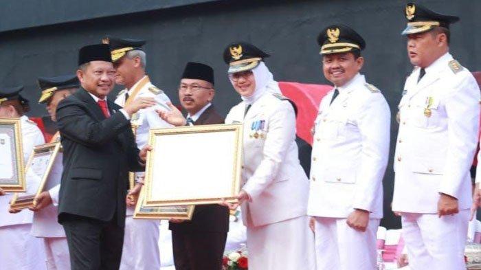 Diserahkan Mendagri, Banyuwangi Raih Peringkat Pertama Kinerja Pemkab Se-Indonesia - Surya.co.id