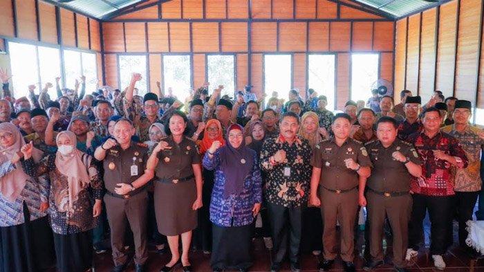 Bersama Jaksa Garda Desa Perkuat Pengelolaan DD, Pemkab Gresik Ajak Perangi Kemiskinan - Surya.co.id