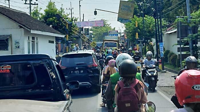 Portal Penghalang Truk di Kaliwates Jember Rusak Ditabrak, Dishub Minta ...