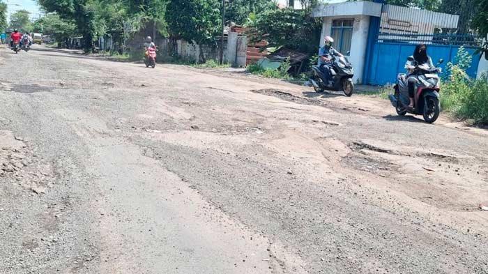 Banyak Lubang dan Rawan Kecelakaan, Jalan Mayjend Sungkono Gresik Bakal Diaspal Ulang - Surya.co.id