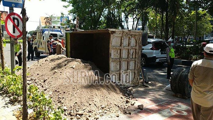 KRONOLOGI Truk Muat Pasir 6 Ton Terguling di Surabaya Barat, Bikin Macet Sepanjang 2 Km - Surya ...
